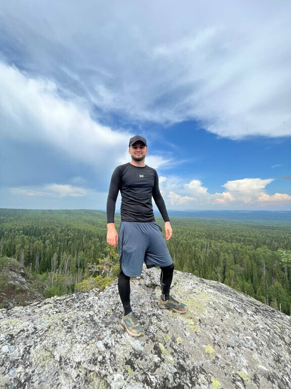 Dağ zirvesi Скалы Коноваловского увала, Sverdlovskaya oblastı, foto