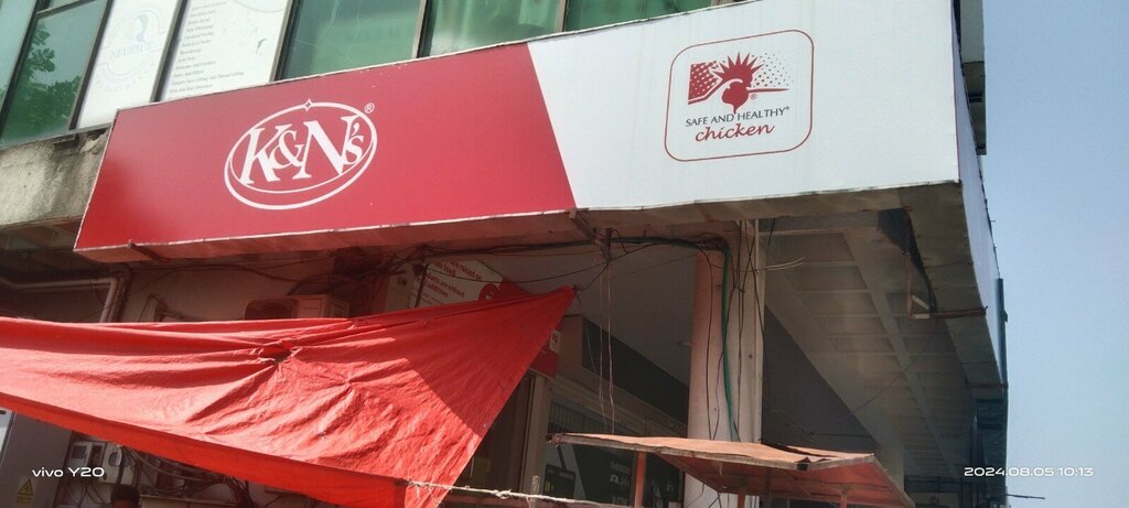 Kasap, şarküteri K&N's Safe & Healthy Chicken, Islamabad, foto