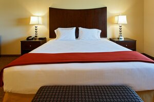 Holiday Inn Express Hotel & Suites Cleburne (United States Route 50), otel  Cleburne'den
