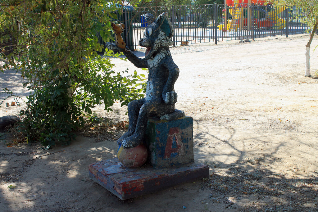 Park, sokak heykeli Том и Джерри, Surovikino, foto