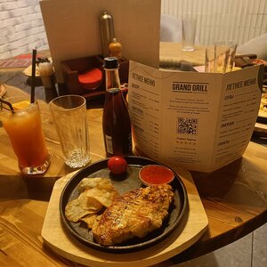 Grill House (Primorskiy Boulevard No:32/1), restoran  Çaykovski'den