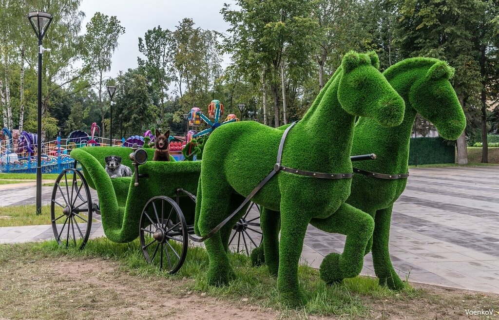 Park, sokak heykeli Карета, Velikie Luky, foto