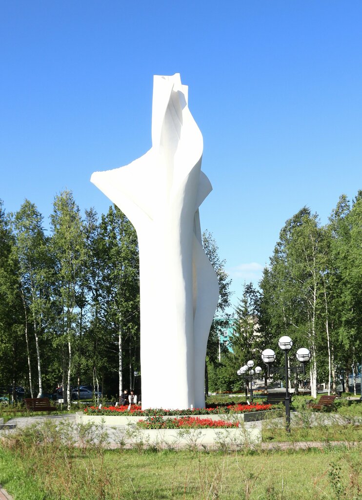Park, sokak heykeli Факел, Surgut, foto
