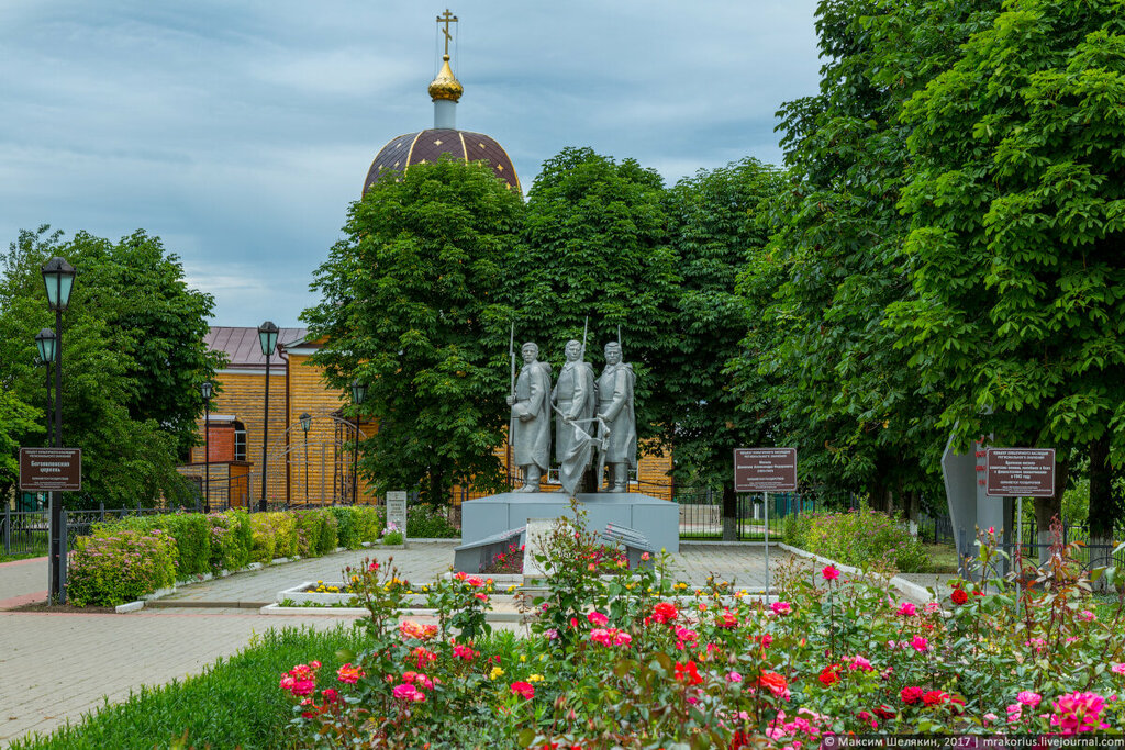 Anıt, heykel Братская могила советских воинов, погибших в боях в 1943 году, Belgorodskaya oblastı, foto