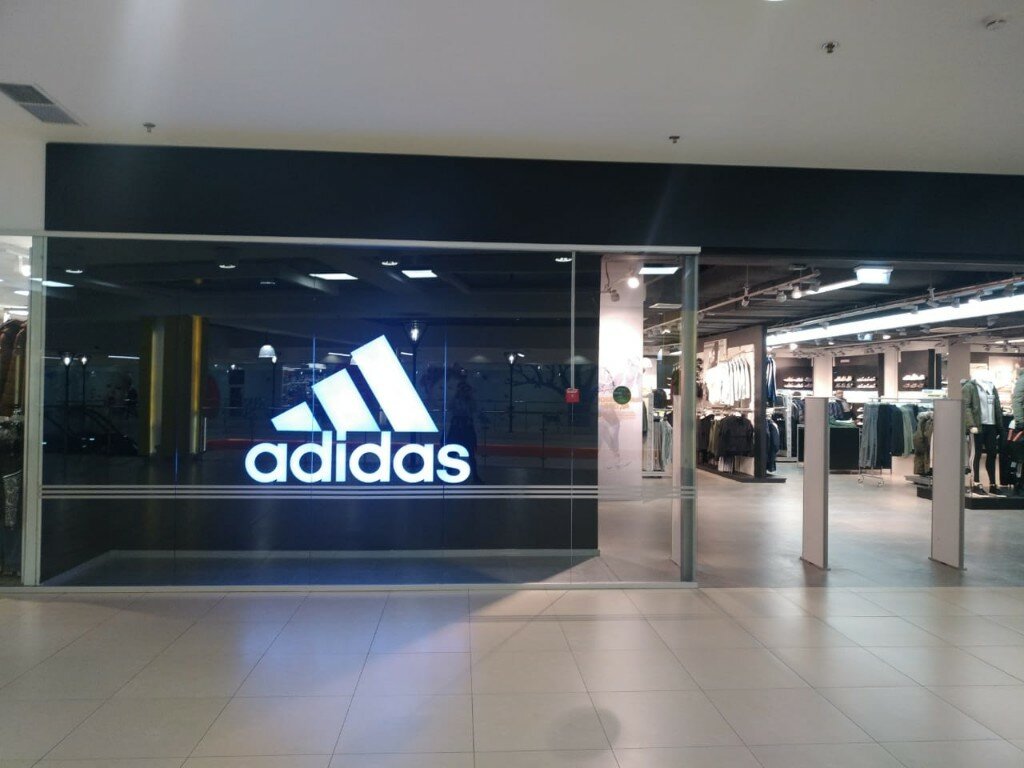 Spor giyim ve ayakkabı Adidas, Saint‑Petersburg, foto