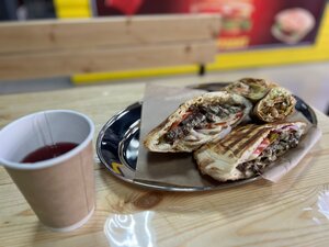 ЕмБургер (Первомайская улица No:10А/1), kafe  Sevastopol'dan