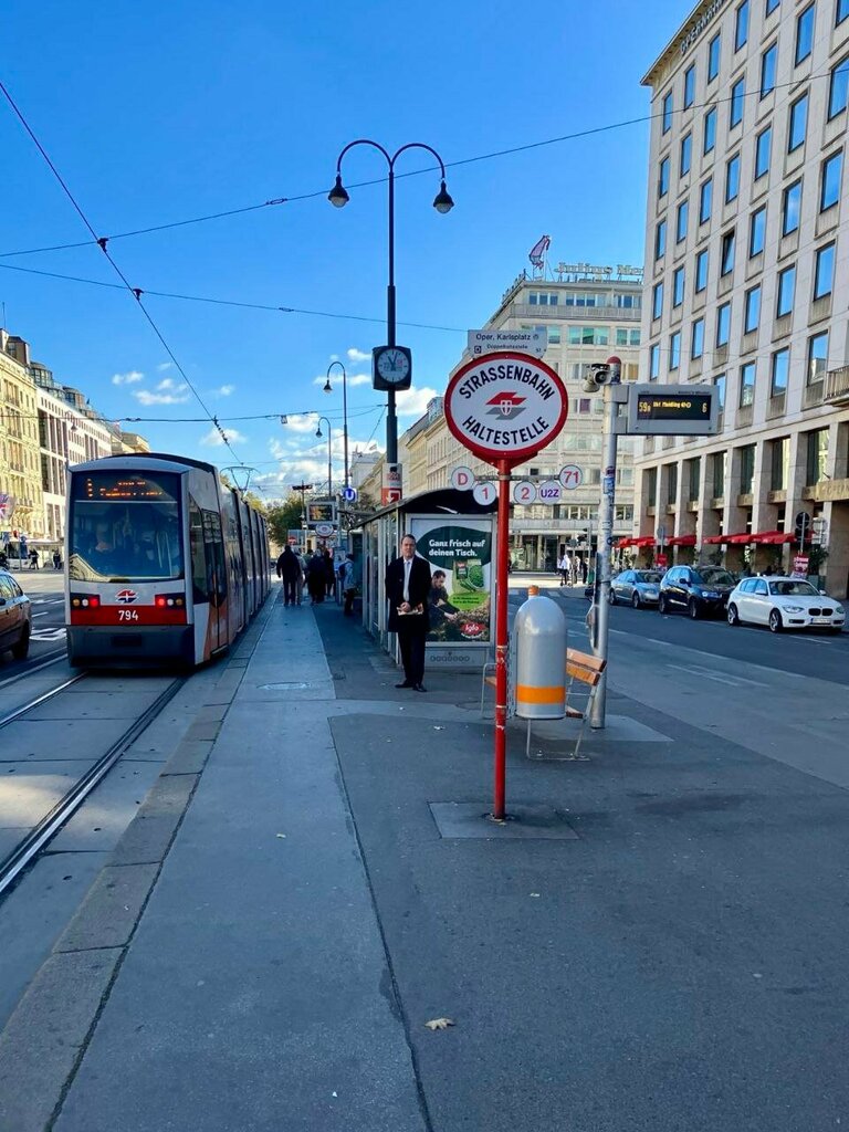 Toplu taşıma durağı Oper, Karlsplatz, Viyana, foto