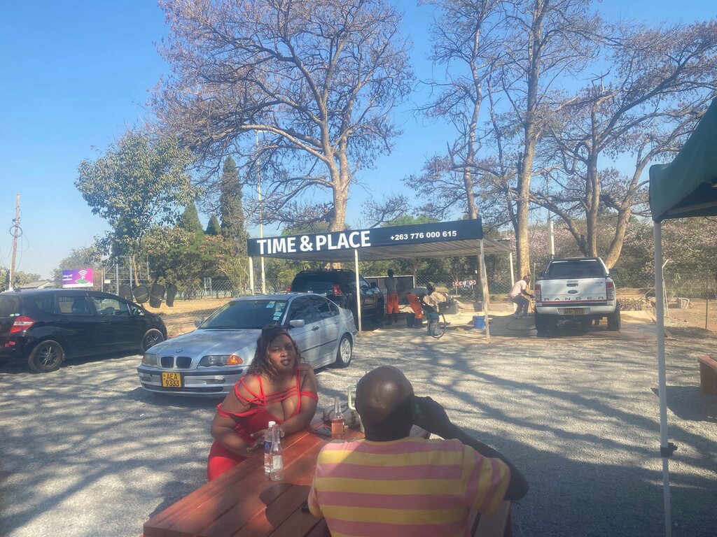 Restoran Time & Place, Harare, foto