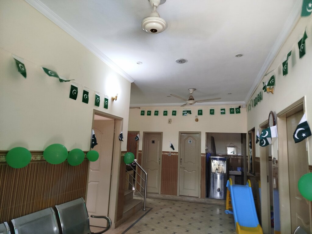 Ortaokul Ameena Riaz Model School and Dastkari School, Lahor, foto