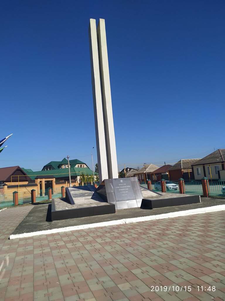 Anıt, heykel Братская могила защитников села, погибших в боях с белогвардейцами, Çeçen Cumhuriyeti, foto
