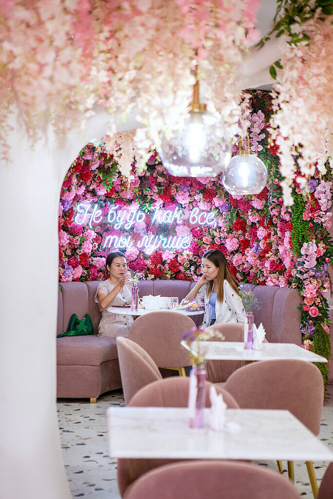 Kahve dükkanları The Pink Elephant, Atırav, foto