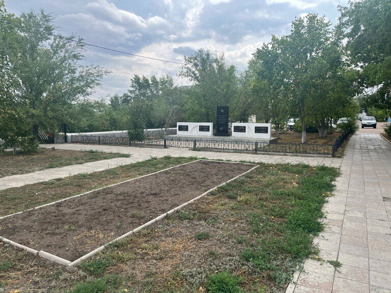 Anıt, heykel Воинам погибшим в локальных войнах и вооруженных конфликтах, Orenburgskaya oblastı, foto