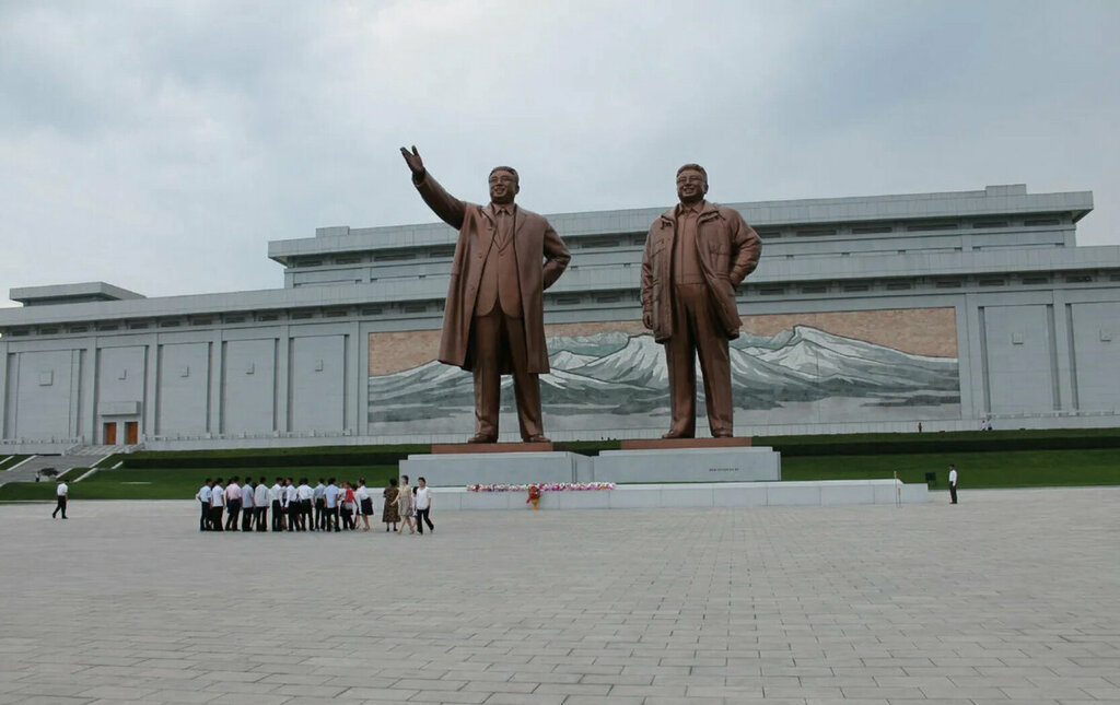 Anıt, heykel Grand Monument of Kim Il Sung and Kim Jong Il, Pyongyang, foto