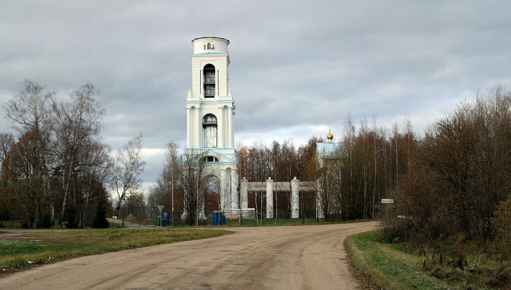 Turistik yerler Bell Tower of St. Trinity Temple in Voronino, Yaroslavskaya oblastı, foto