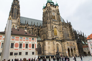 Obelisk na Pražském hradě (Prague, Hrad III Nádvoří), park, sokak heykeli  Prag'dan