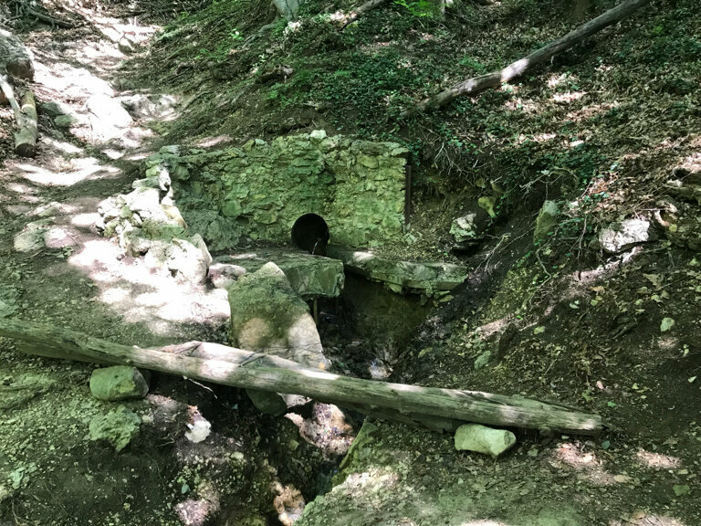 Pınar, çay Spring, stream, Kırım Cumhuriyeti, foto