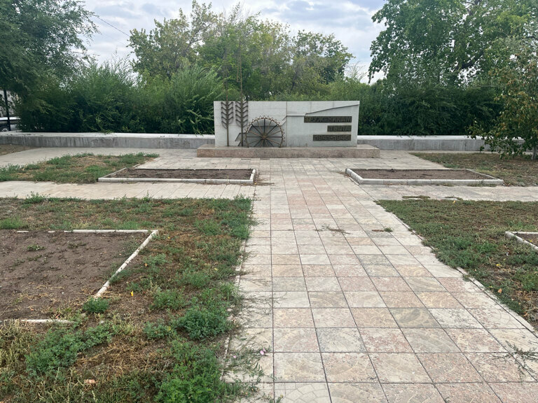 Anıt, heykel Труженикам тыла, Orenburgskaya oblastı, foto