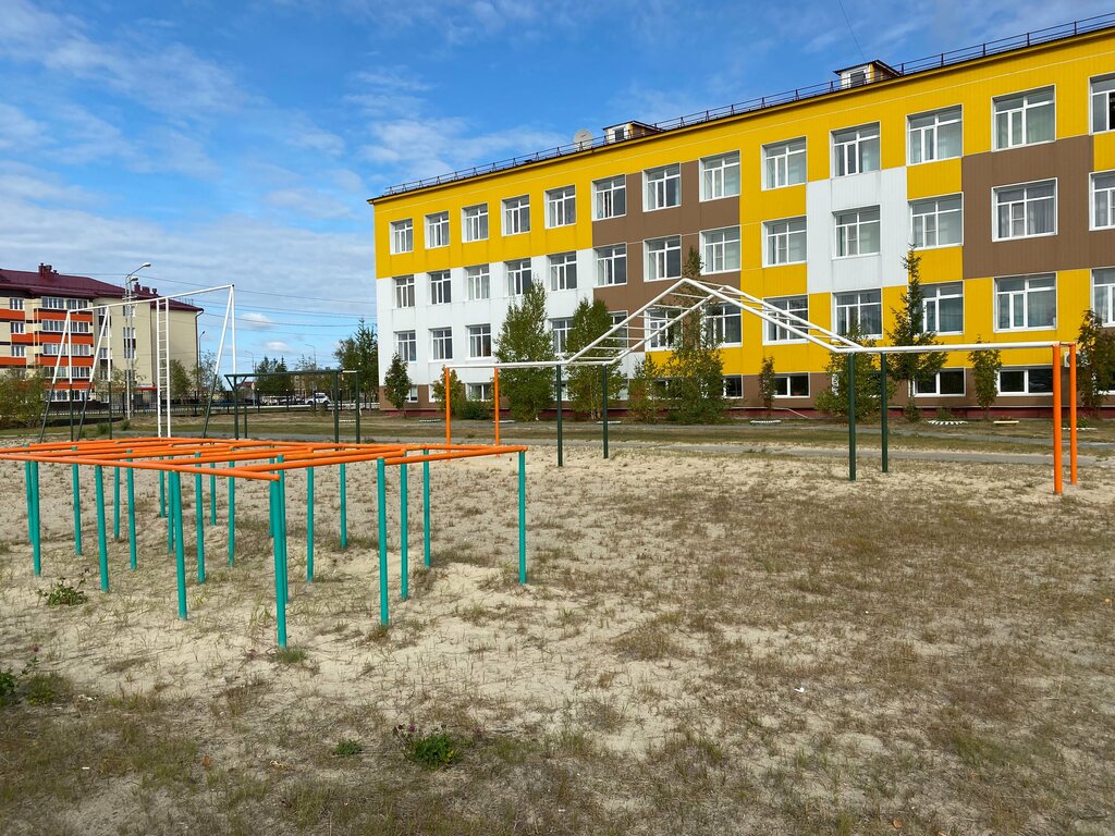 Ortaokul Mbou SOSh № 1 pgt Urengoy Purovskogo rayona, Yamal‑Nenets Özerk Bölgesi, foto