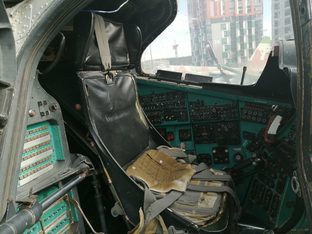 Teknoloji anıtı Многоцелевой ударный вертолёт Ми-24П - Крокодил. Можно посидеть в кабине, Minskaya oblastı, foto