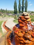Красновосточный нарзанный источник (Shkolnaya ulitsa No:5, selo Krasny Vostok), pınar, çay  Karaçay‑Çerkez Cumhuriyeti'nden