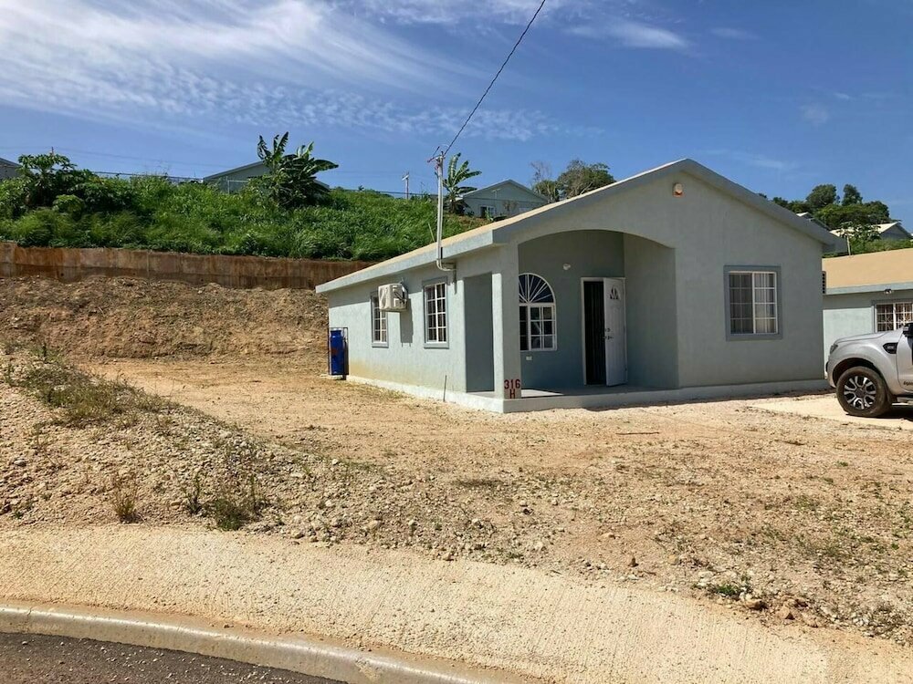 Otel Immaculate 2-bed House in Discovery Bay, Dünya, foto