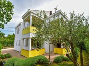 Simplistic Apartment in Sukosan With Balcony (Zadar County, Sukošan), otel  Zadar Bölgesi'nden