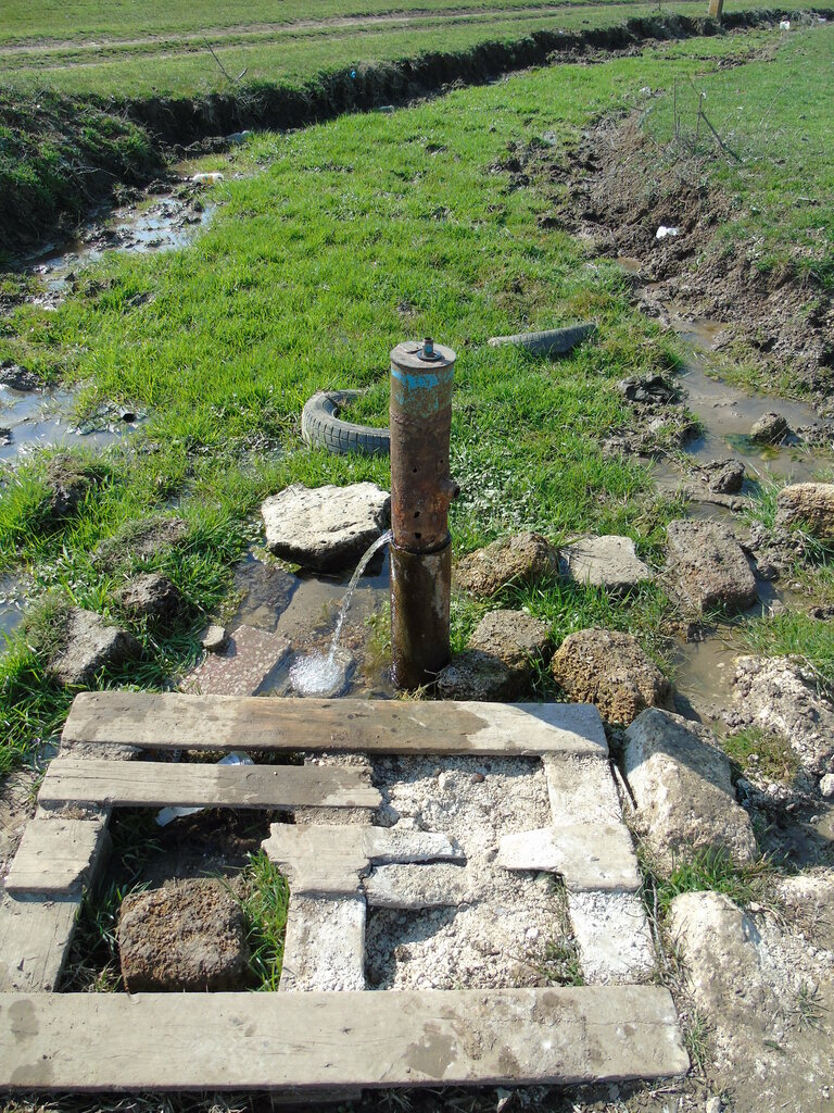 Pınar, çay Spring, stream, Kırım Cumhuriyeti, foto