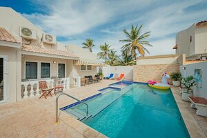 Villa de Leon Suitable for 14 Persons 5 Bedrooms 5 Bathrooms (Noord, Noord), otel  Palm Beach'ten