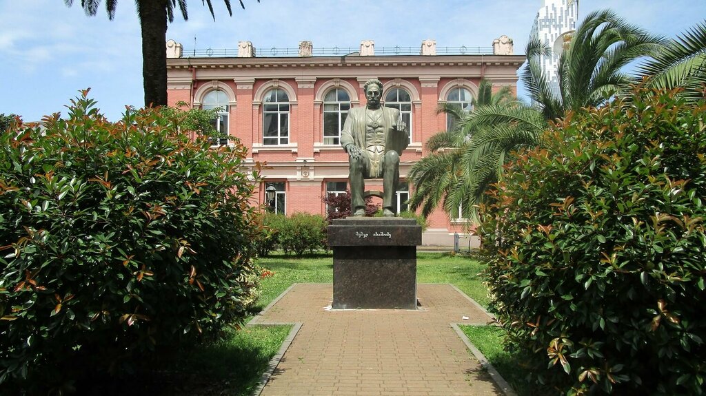 Anıt, heykel Memed Abashidze, Batum, foto