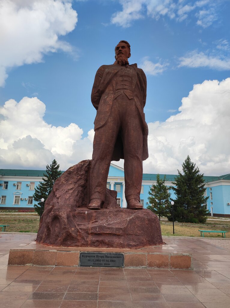Anıt, heykel I. V. Kurchatov Statue, Kurçatov, foto
