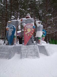 Богатыри (Vologda Region, Velikoustyugskiy munitsipalny okrug, derevnya Lopatnikovo, territoriya Park razvlecheniy Velikiy Ustyug – Rodina Deda Moroza, 1-y Skorokhodny pereulok), park, sokak heykeli  Vologodskaya oblastından