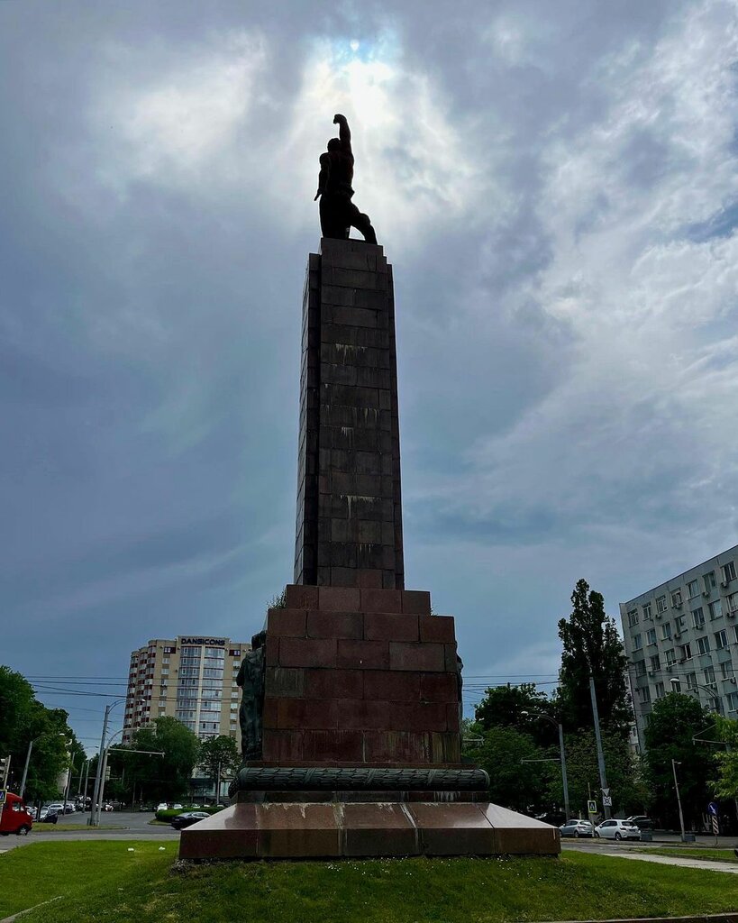 Anıt, heykel Monument luptătorilor pentru puterea Sovetică, Kişinev, foto