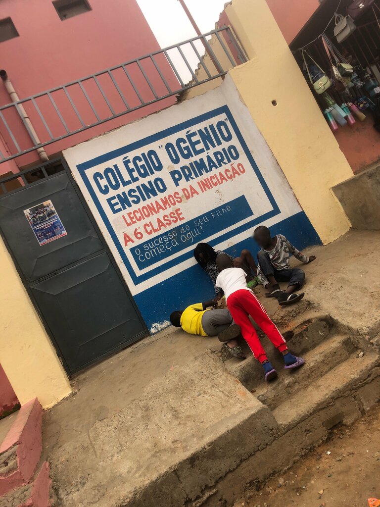 Yüksekokul Colégio Ogenio, Loanda, foto