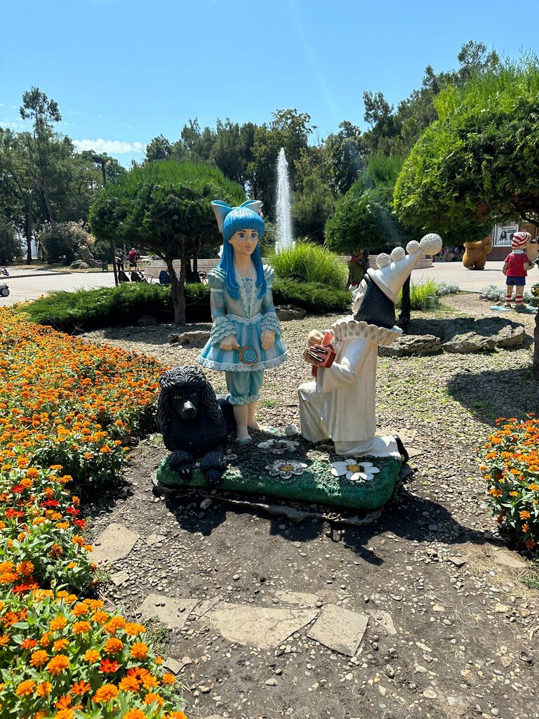Park, sokak heykeli Мальвина, Пьеро и Артемон, Anapa, foto