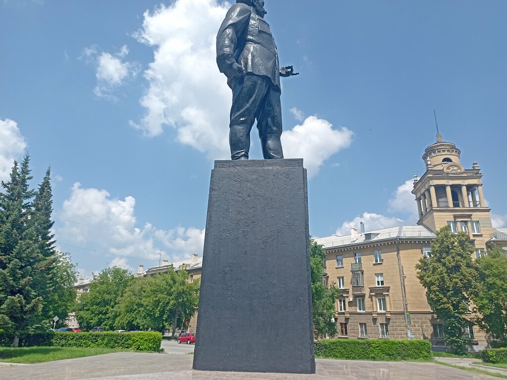 Anıt, heykel Sergo Ordzhonikidze, Magnitogorsk, foto