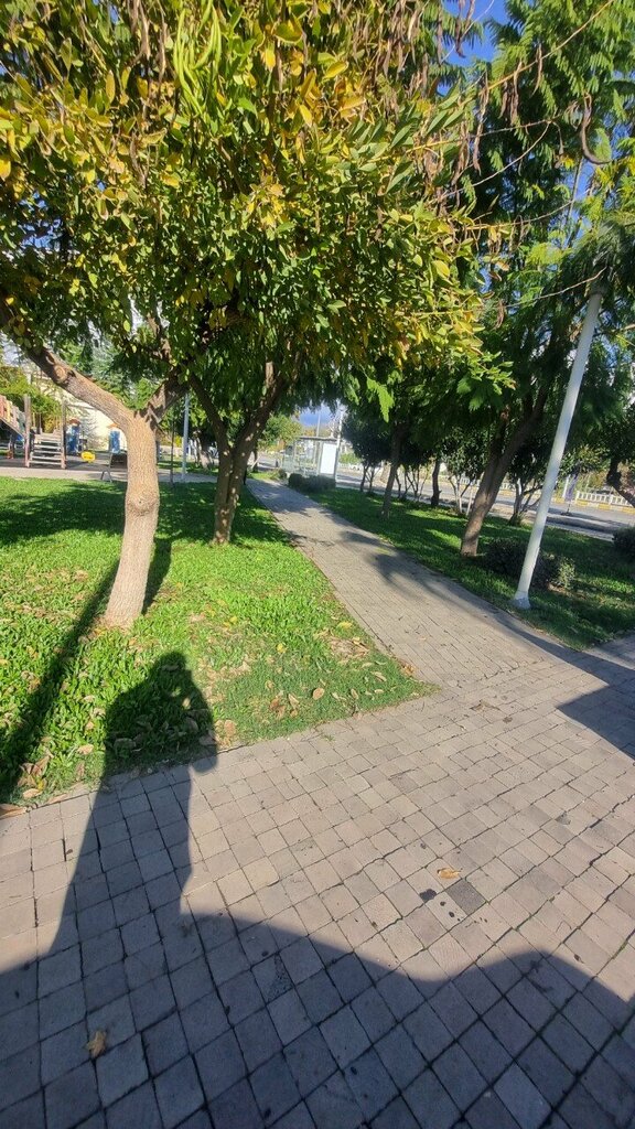 Park, sokak heykeli Cahit Beğenç Çocuk Parkı, Fethiye, foto