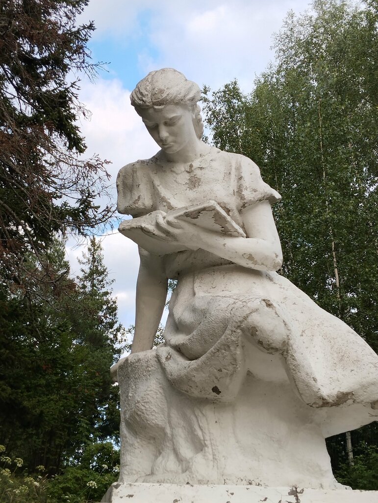 Park, sokak heykeli Читающая девушка, Nijniye Sergi, foto