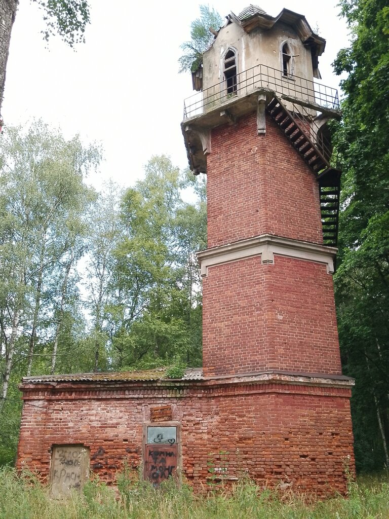 Unutulmaz olayların yeri Заброшенная водонапорная башня, Tver, foto