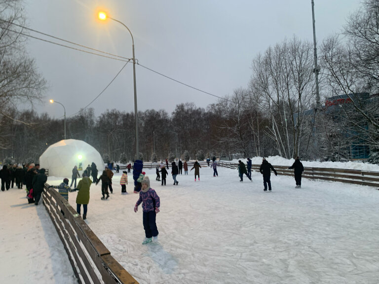 Buz pateni pistleri Ice rink, Lobnia, foto