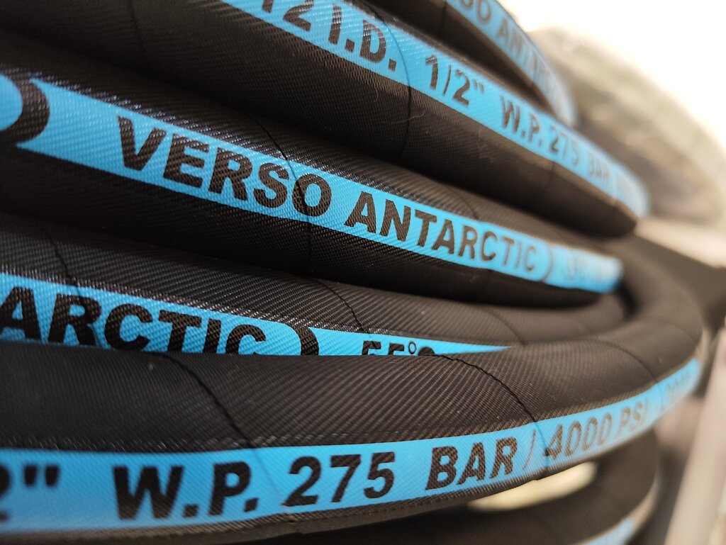 Kollar ve hortumlar H-point, Novosibirsk, foto