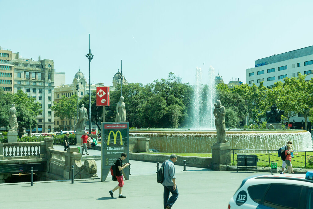 Tren istasyonu Plaza de Cataluña, Barselona, foto