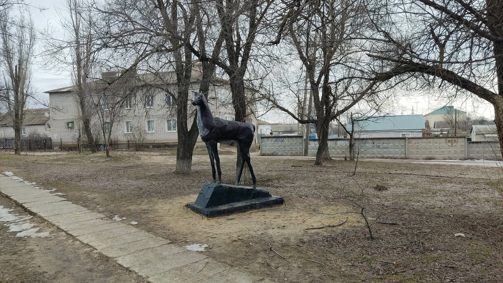 Park, sokak heykeli Косуля, Surovikino, foto