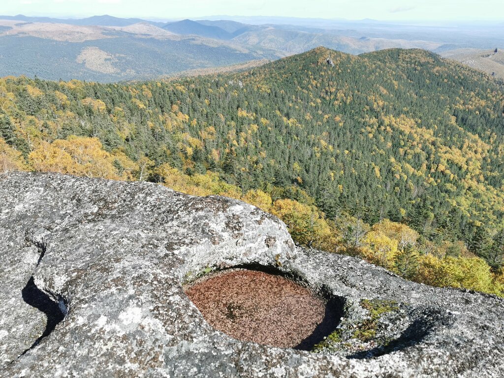 Dağ zirvesi Скала Шаман-камень, Habarovski krayı, foto