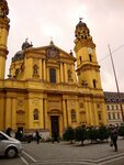 Kirche Sankt Kajetan und Adelheid (Salvatorstraße No:6), katolik kiliseleri  Münih'ten