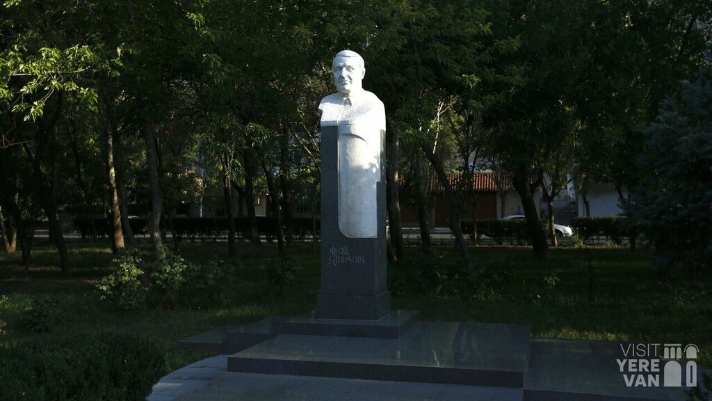 Anıt, heykel Bust of Vahan Zatikyan, Erivan, foto