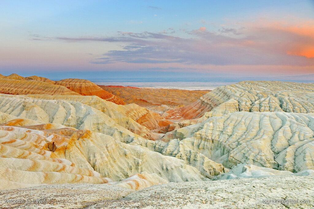 Kamp alanları Camping at the Foot of Aktau Mountains, Zhetysu ili, foto