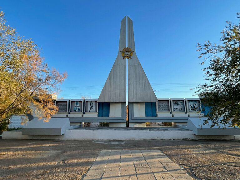 Anıt, heykel G. M. Shubnikov, Baykonur, foto