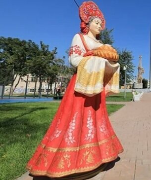 Park, sokak heykeli Красавица с караваем, Volgograd, foto