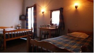 Maison Doron (Auvergne-Rhône-Alpes, Savoie, Arrondissement d'Albertville, Beaufort, Place de l'Église), otel