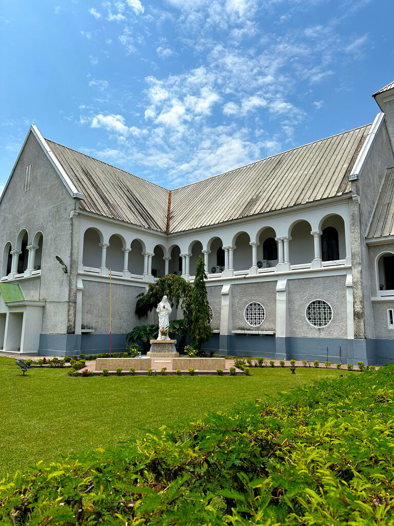 Katolik kiliseleri Église Sacré Coeur, Kinsaşa, foto